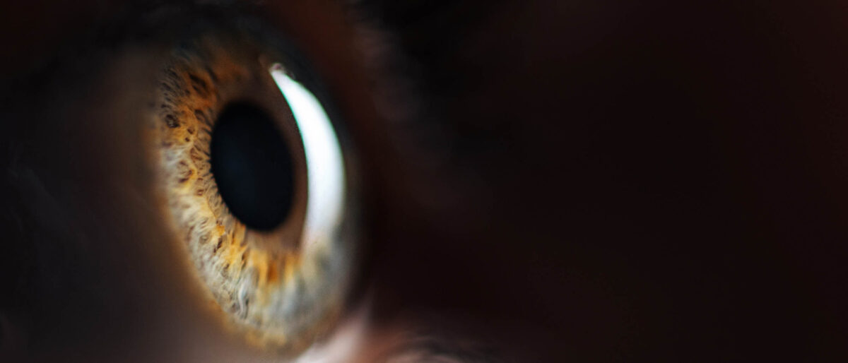 close-up-view-of-human-colorful-eye-in-darkness-2560